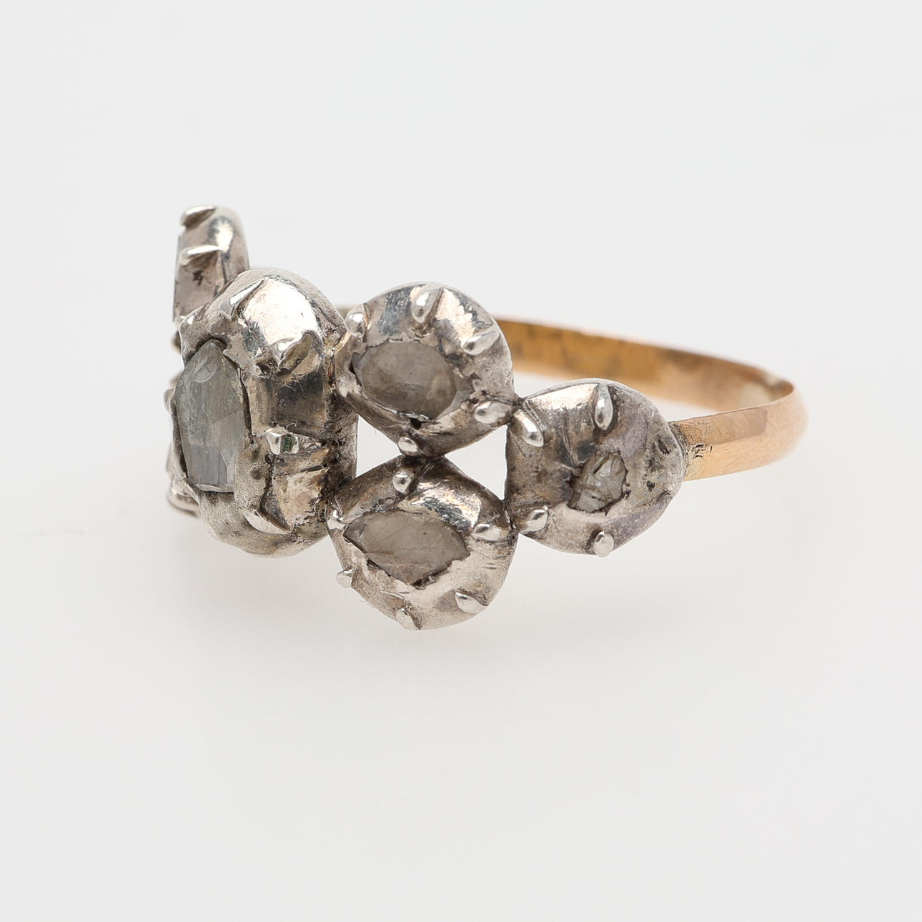 ANTIK RING MED DIAMANTER. Smycken & Ädelstenar - Ringar - Auctionet