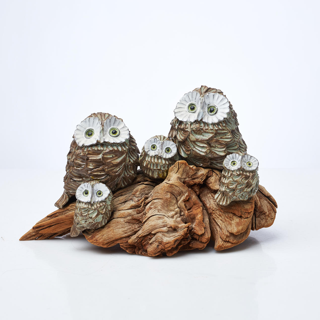 ELSIE GRANHOLM. Skulptur, keramik ugglor, monterade på drivved ...
