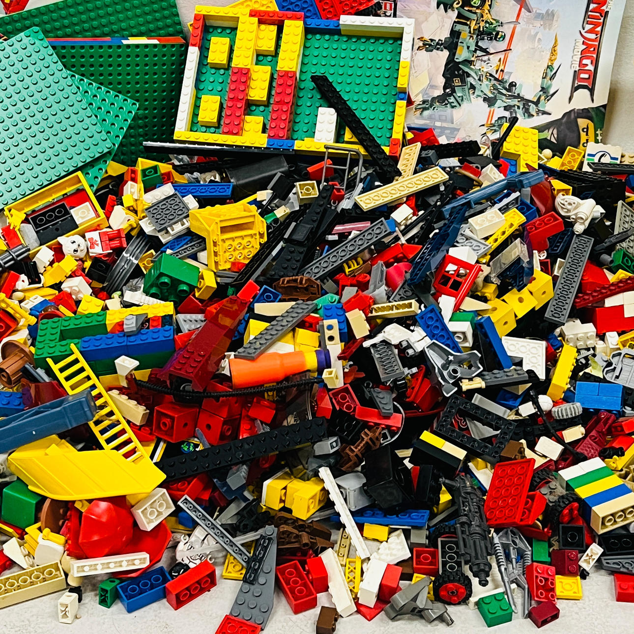 STORT PARTI LEGO, 1-låda. Leksaker - Leksaker - Auctionet