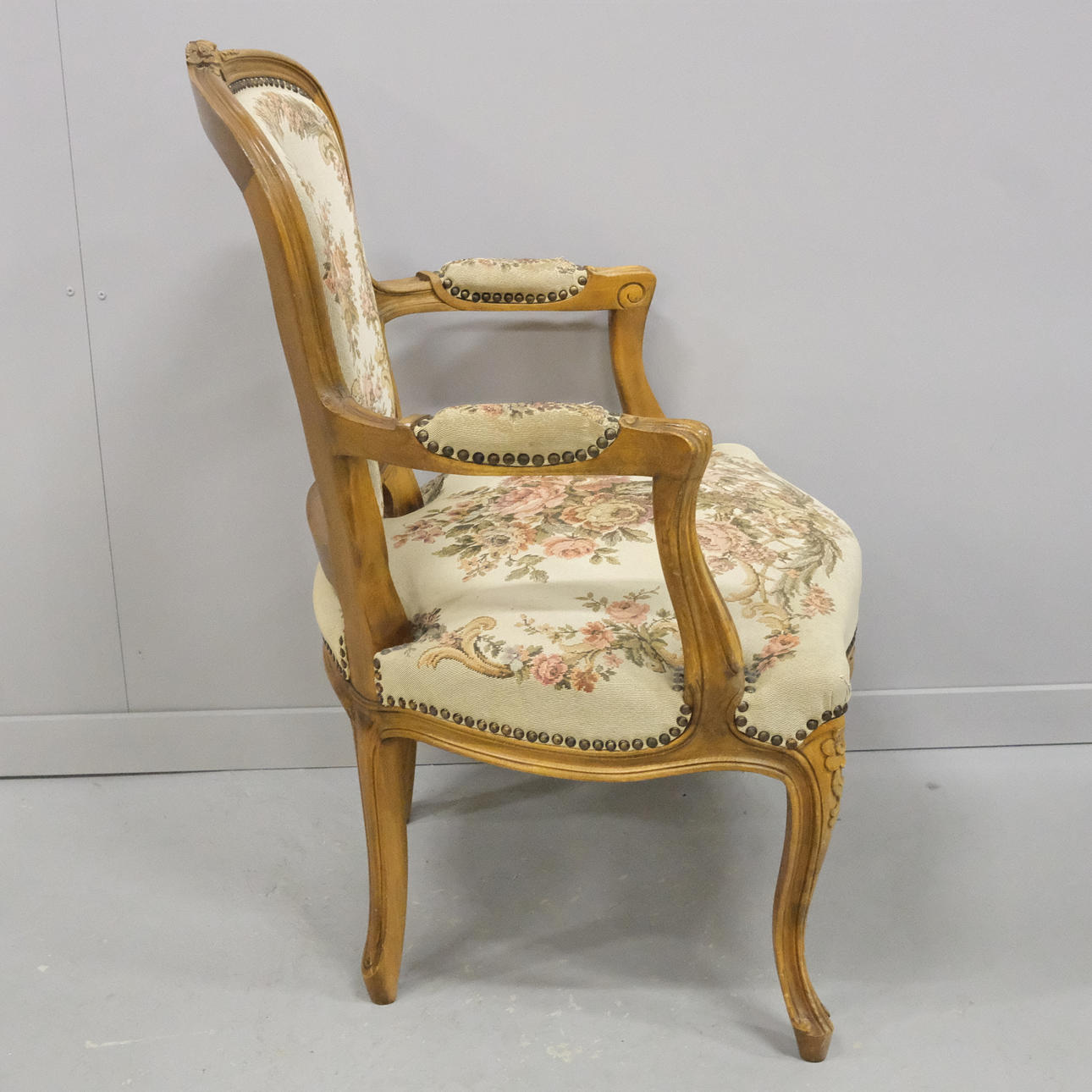 FYRA KARMSTOLAR ROKOKOSTIL. Möbler - Fåtöljer & Stolar - Auctionet