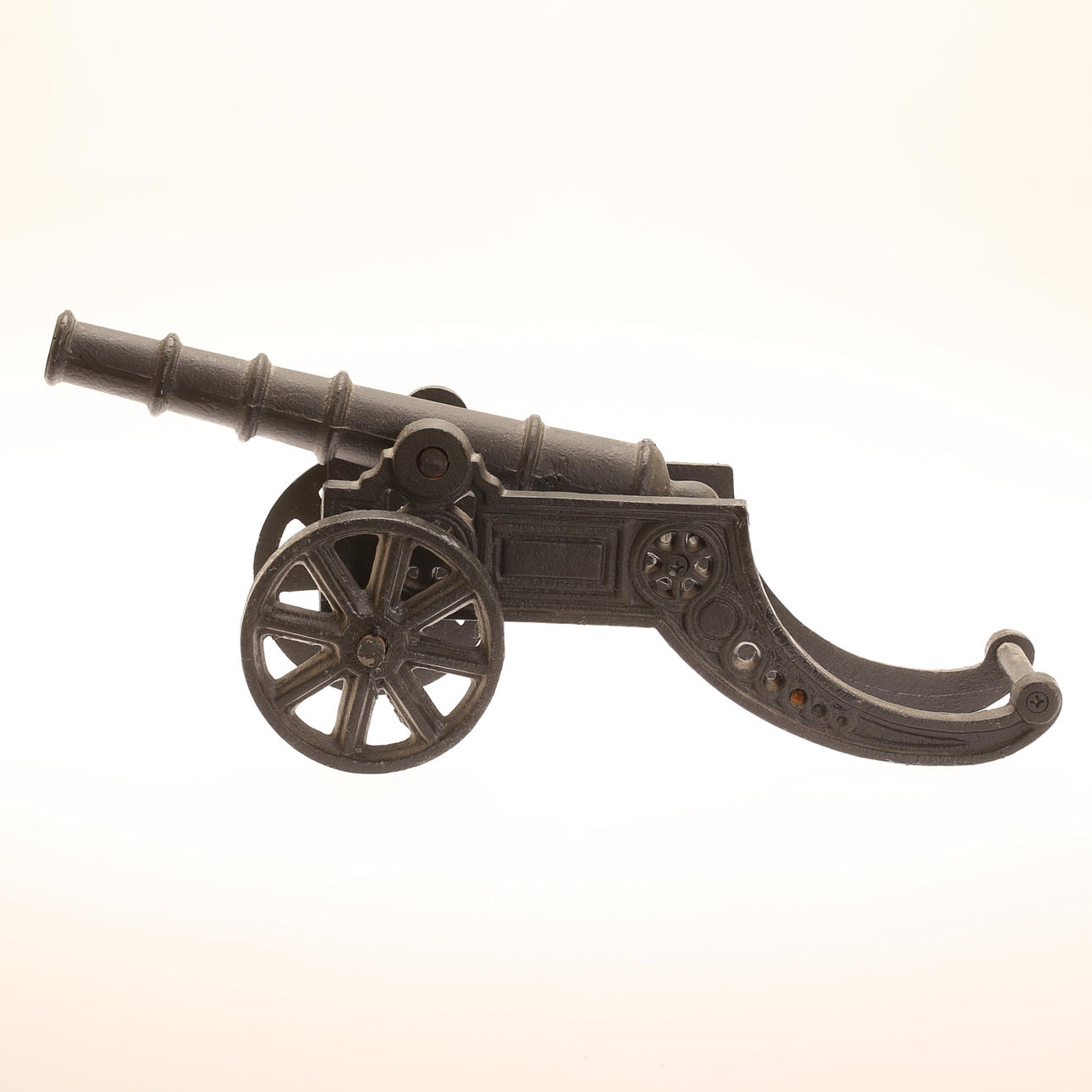 KANON, gjutjärn, 1900-tal. Vapen & Militaria - Övrig militaria - Auctionet