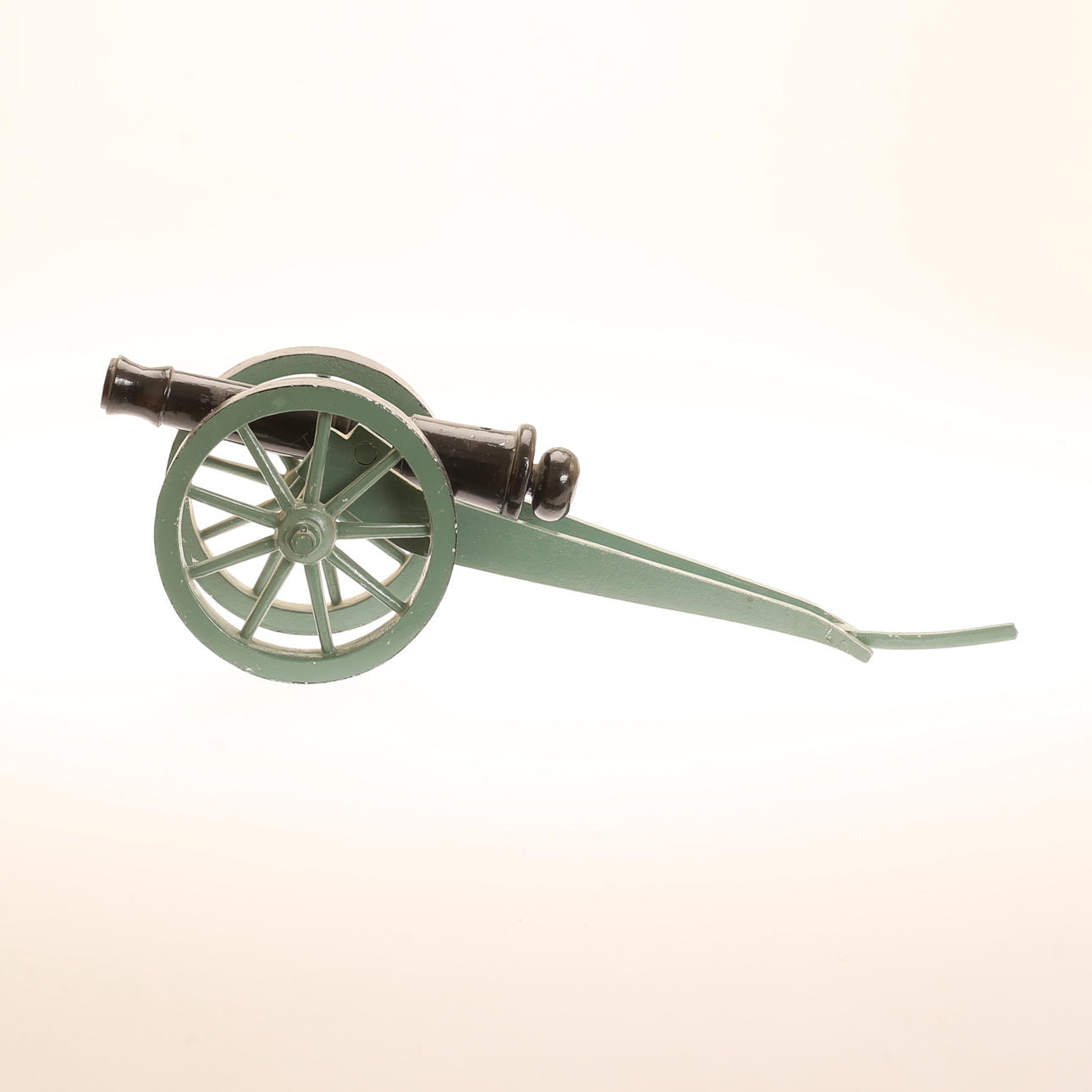 KANON, målat gjutgods, 1900-tal. Vapen & Militaria - Övrig militaria ...