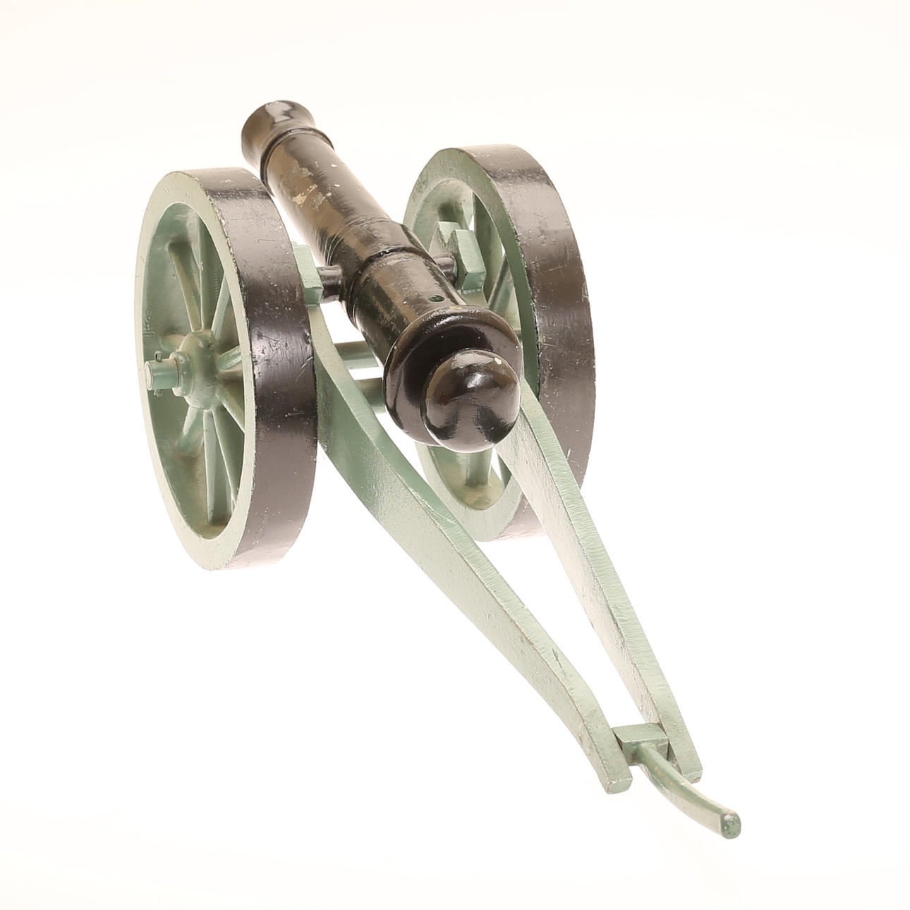 KANON, målat gjutgods, 1900-tal. Vapen & Militaria - Övrig militaria ...