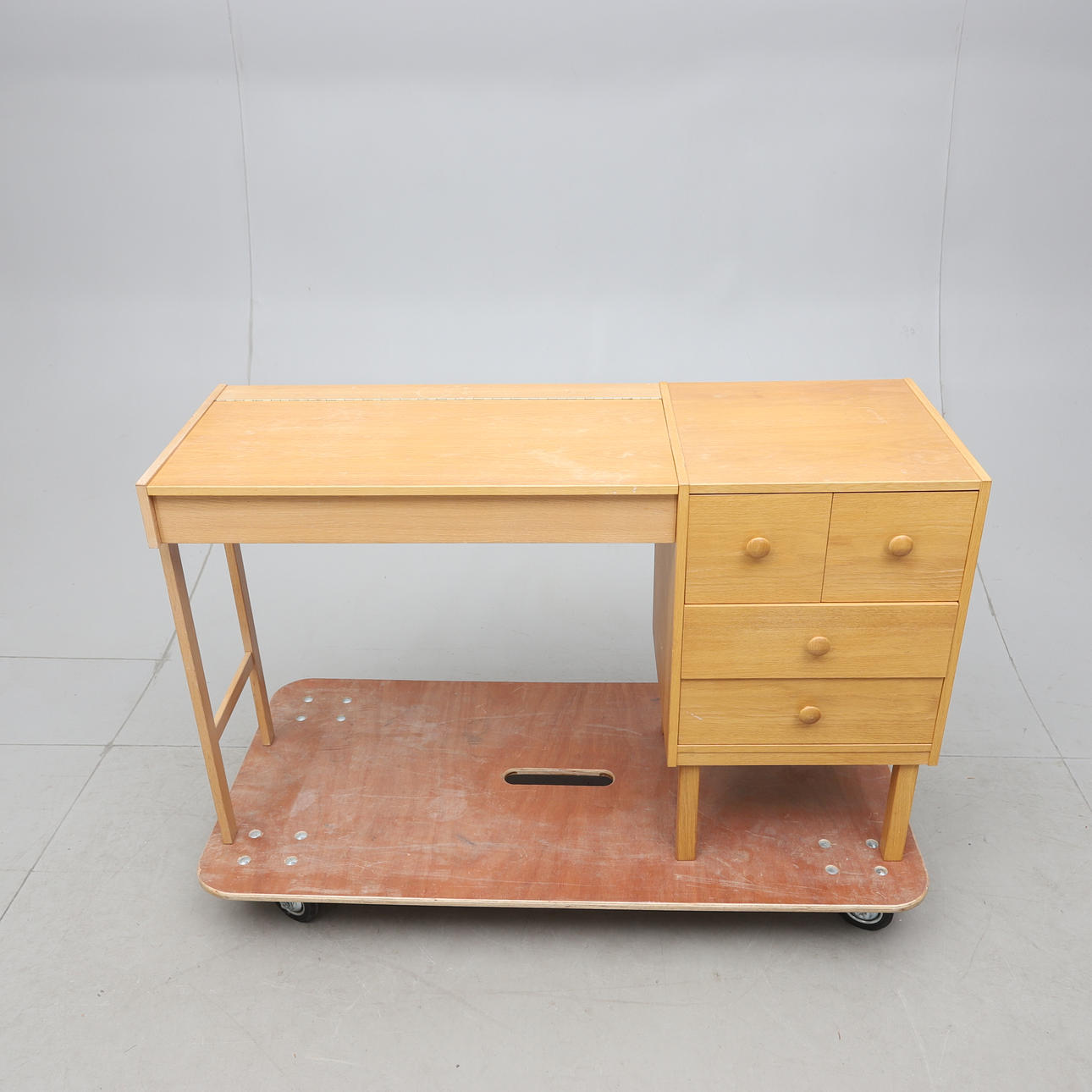 SMINKBORD, fanerad med ek, 1960-tal. Möbler - Bord - Auctionet