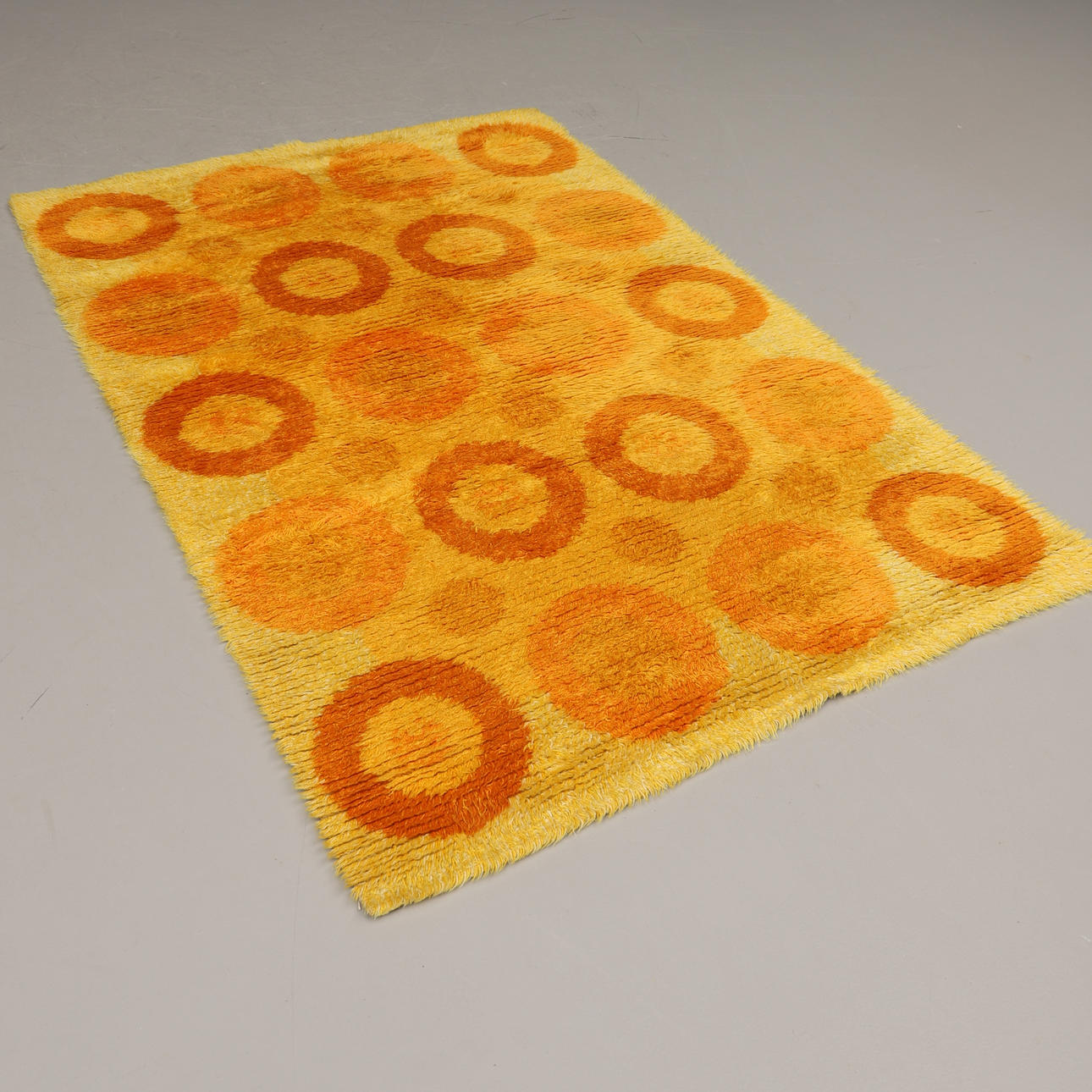 MATTA, rya, gul. 1960-tal. Mattor & Textil - Mattor - Auctionet