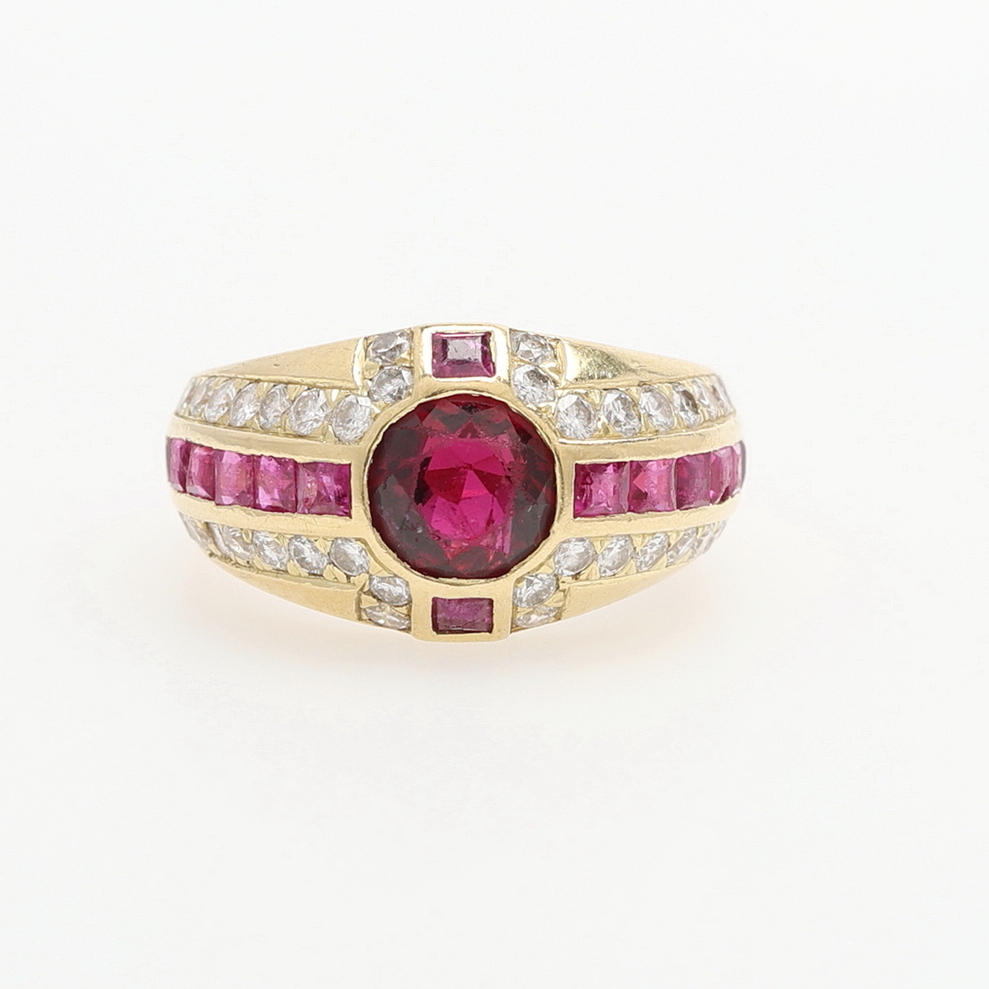 RING MED RUBINER OCH DIAMANTER. Smycken & Ädelstenar - Ringar - Auctionet