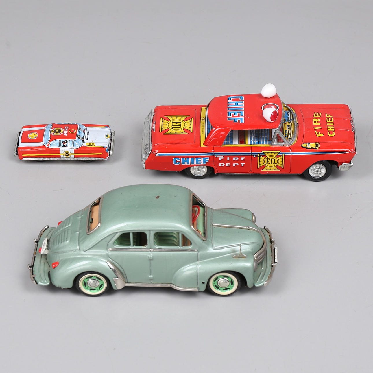 LEKSAKSBILAR, 3 st, plåt, 1960-tal. Leksaker - Leksaker - Auctionet