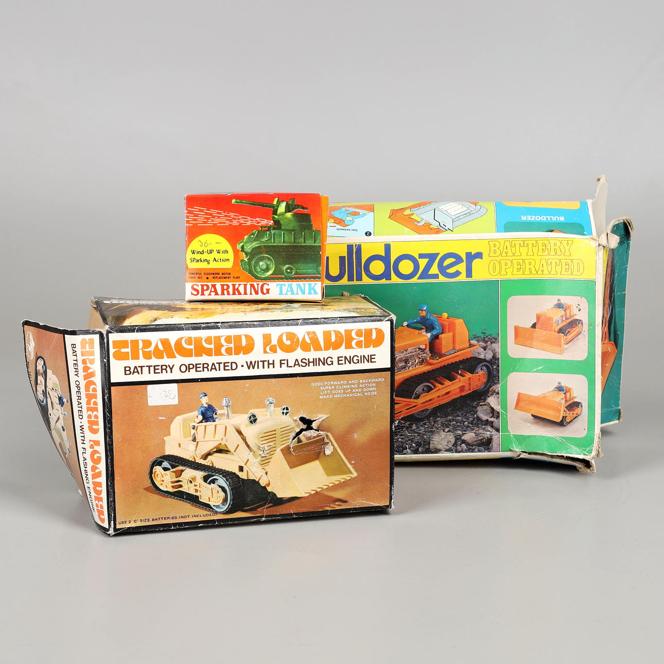 LEKSAKSFORDON, 3 st, Bulldozers och Sparking Tank, plast, 1960-tal ...