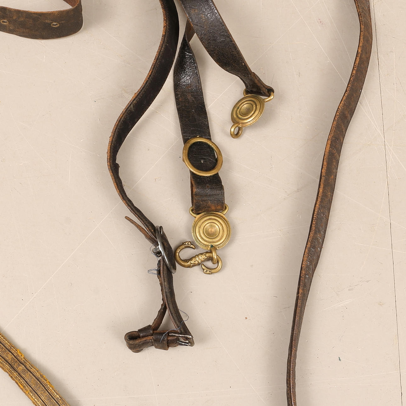 MILITARIA, Sabelkoppel, 2st, portepé, Sverige, 1800-tal. Vapen ...