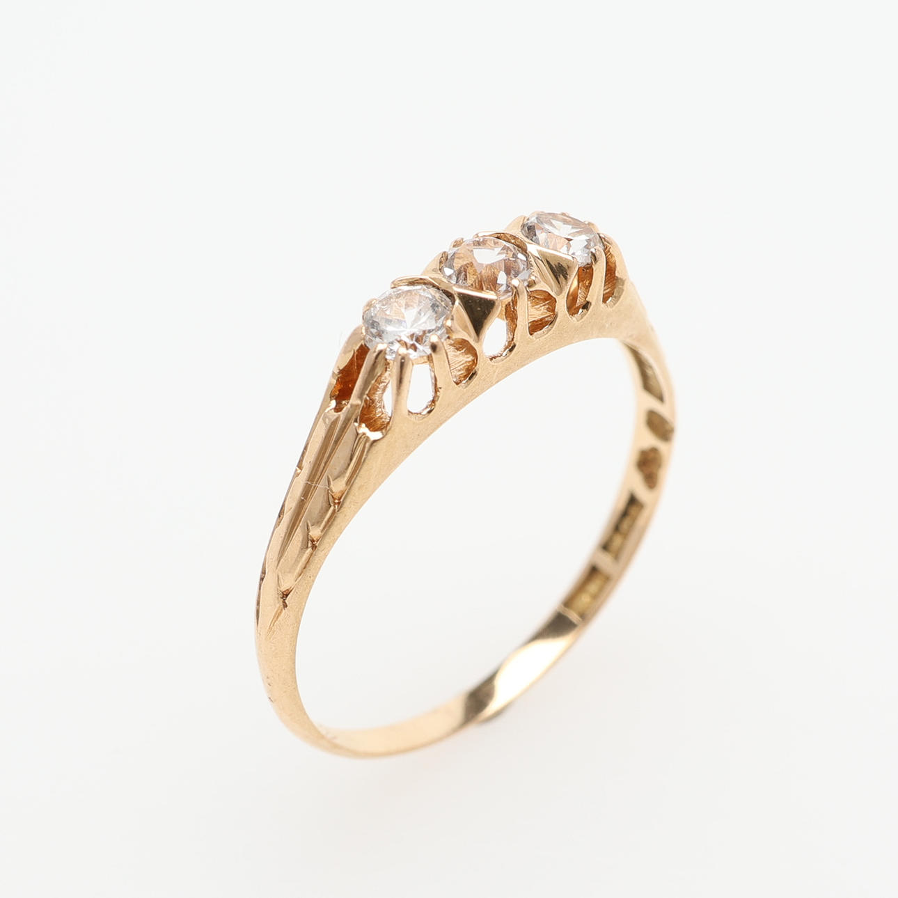 RING MED TRE SAFIRER. Smycken & Ädelstenar - Ringar - Auctionet