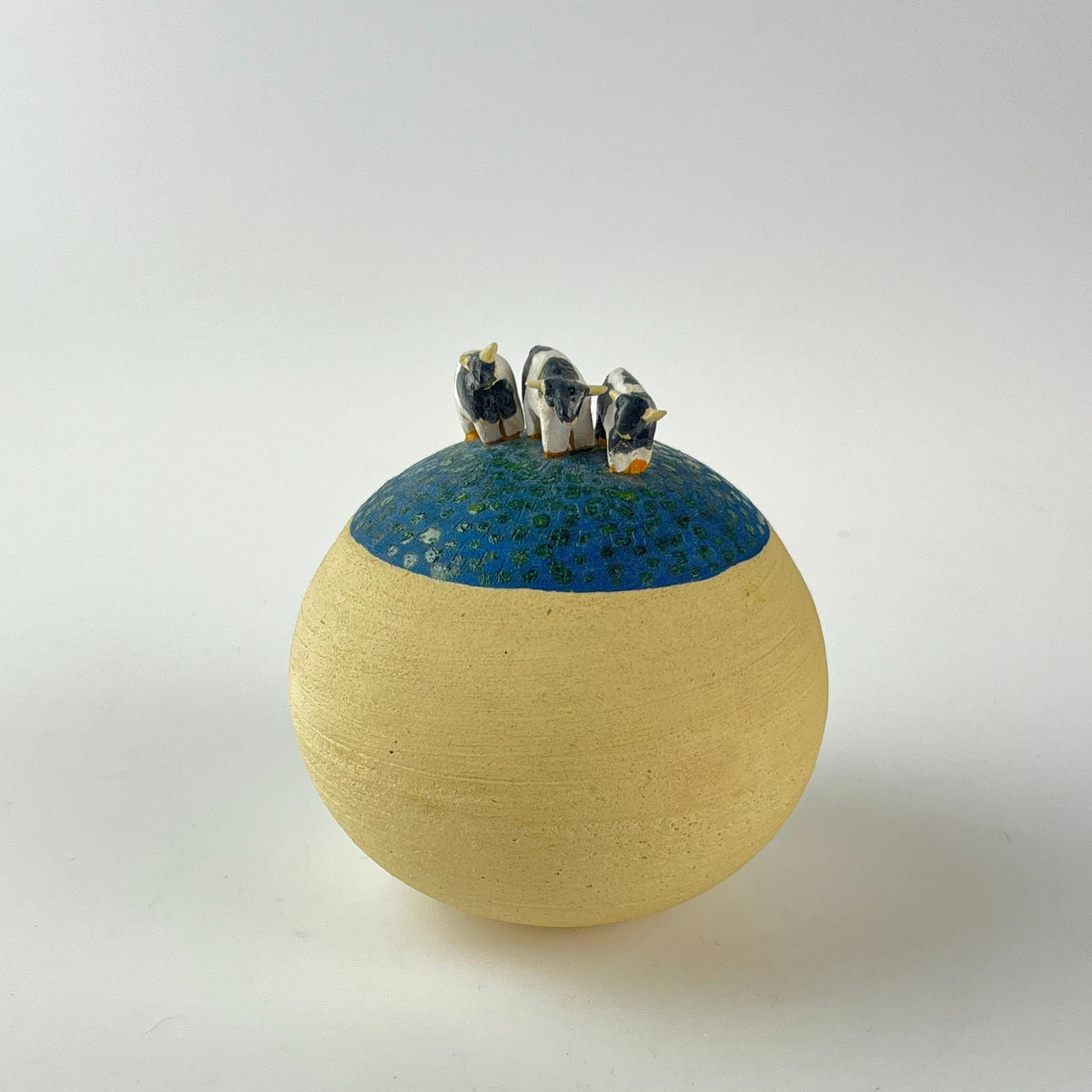 BRITTA MELANDER JUNGERMAN. Figurin, klot med tre kossor, stengods ...