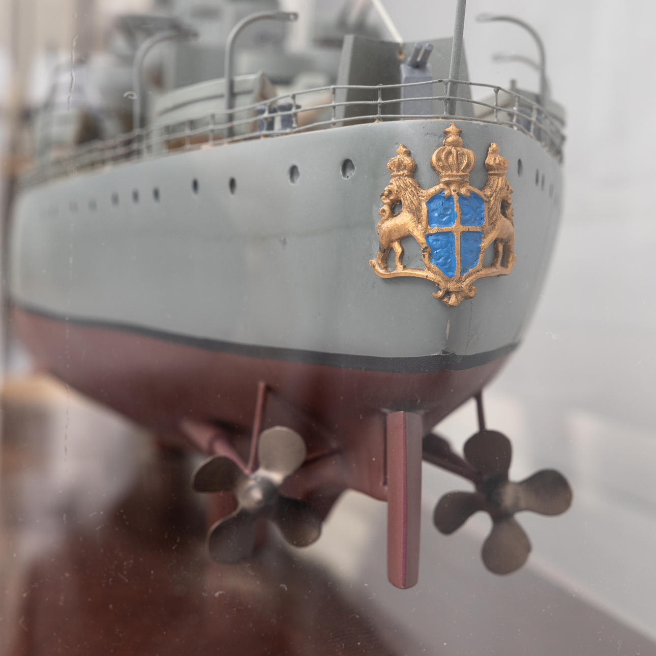 PANSARSKEPPET DROTTNING VICTORIA, fartygsmodell efter förebilden byggd ...