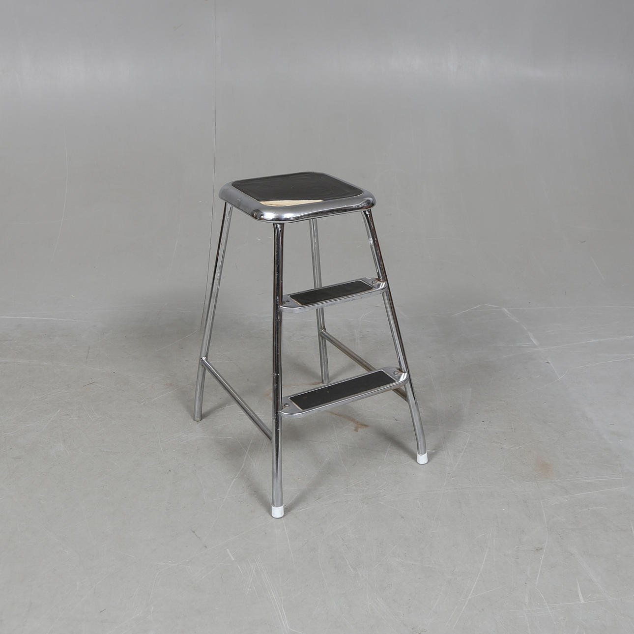 STEGPALL, AWAB, 1900-tal. Möbler - Fåtöljer & Stolar - Auctionet