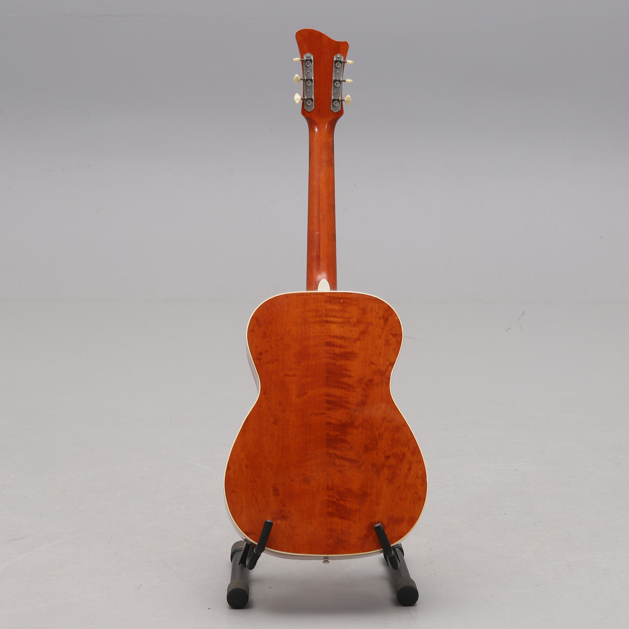 AKUSTISK GITARR, Levin, 1952. Samlarföremål - Musikinstrument - Auctionet
