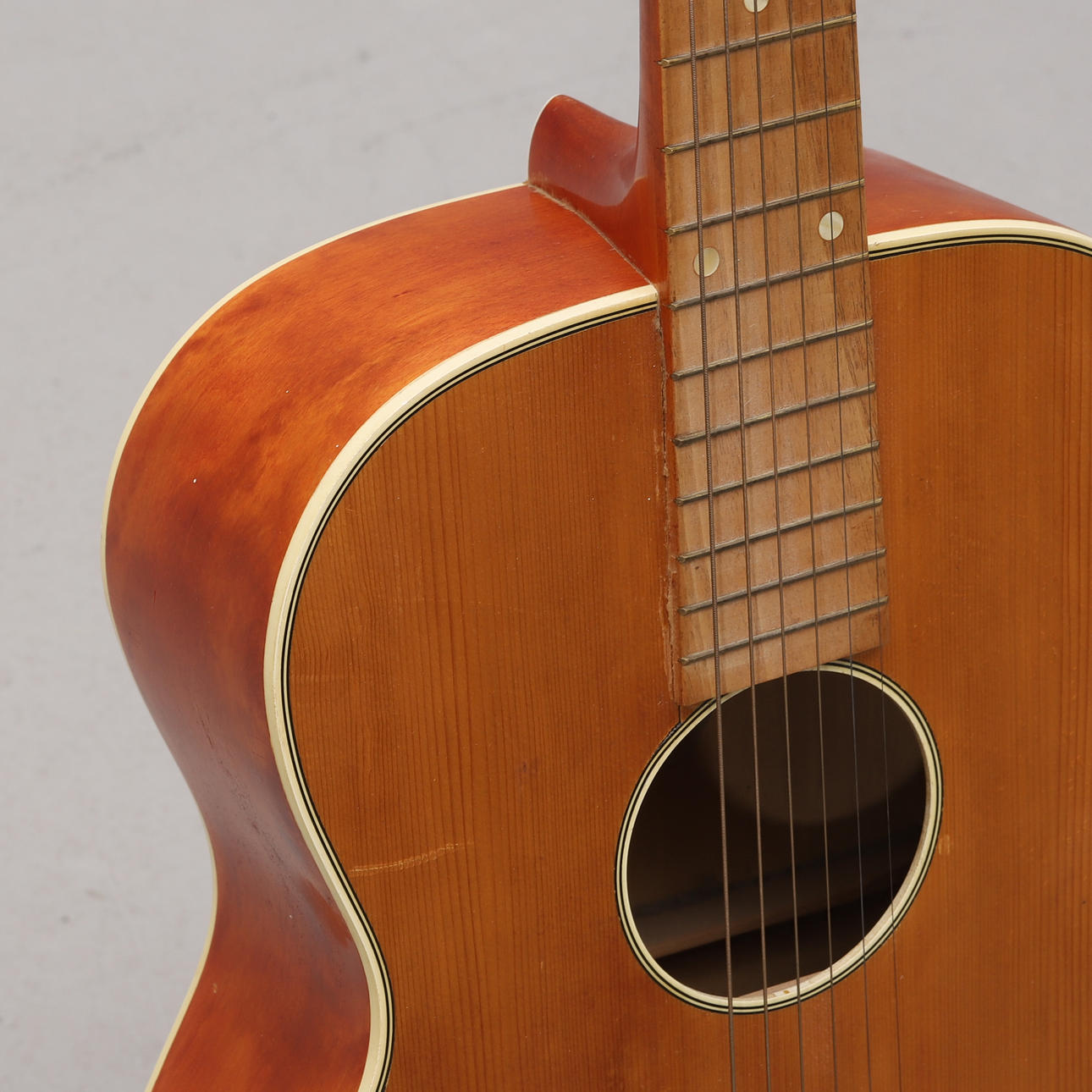 AKUSTISK GITARR, Levin, 1952. Samlarföremål - Musikinstrument - Auctionet