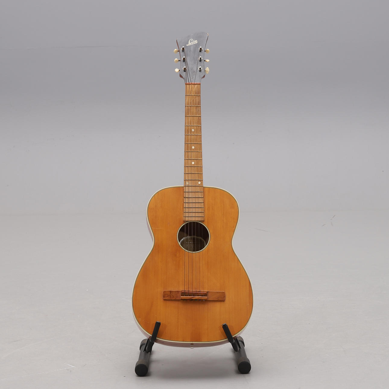 AKUSTISK GITARR, Levin, 1952. Samlarföremål - Musikinstrument - Auctionet