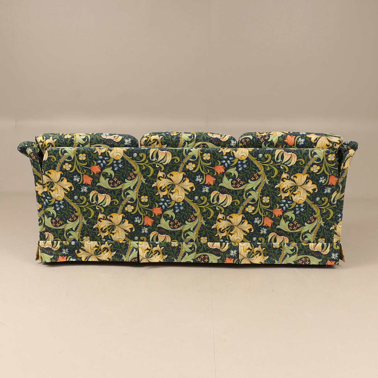 SOFFA, klädd i tyg "Golden Lily", William Morris. Möbler - Soffor ...