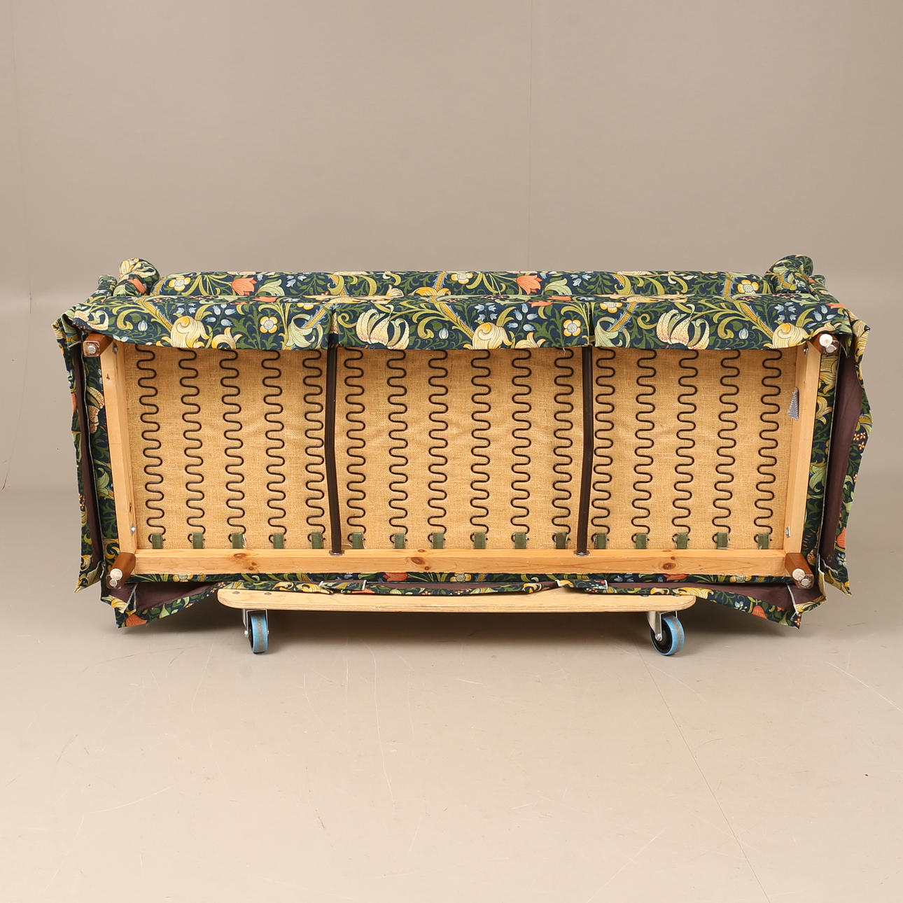 SOFFA, klädd i tyg "Golden Lily", William Morris. Möbler - Soffor ...
