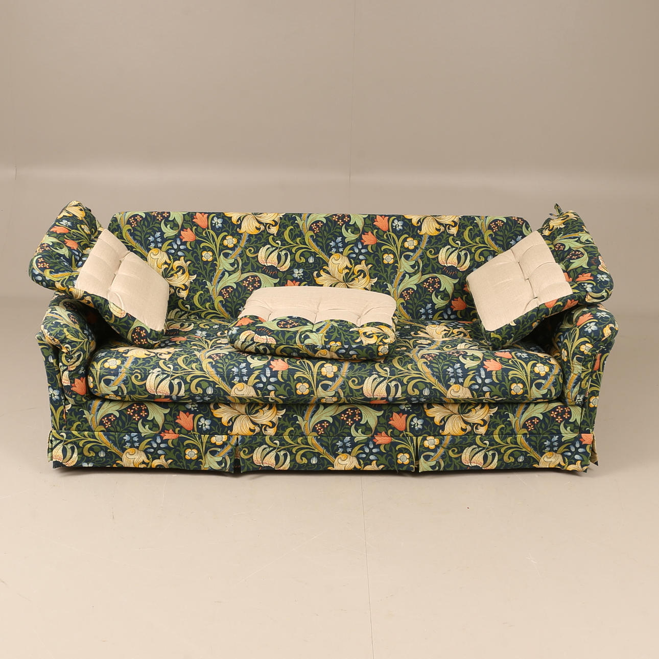 SOFFA, klädd i tyg "Golden Lily", William Morris. Möbler - Soffor ...