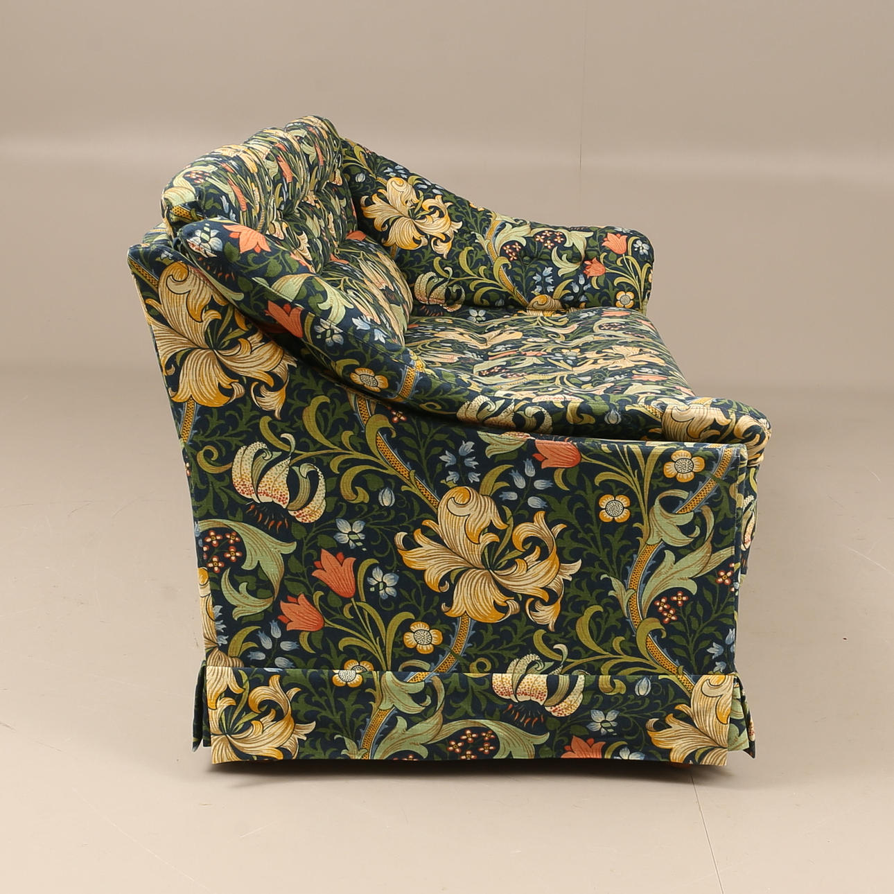 SOFFA, klädd i tyg "Golden Lily", William Morris. Möbler - Soffor ...