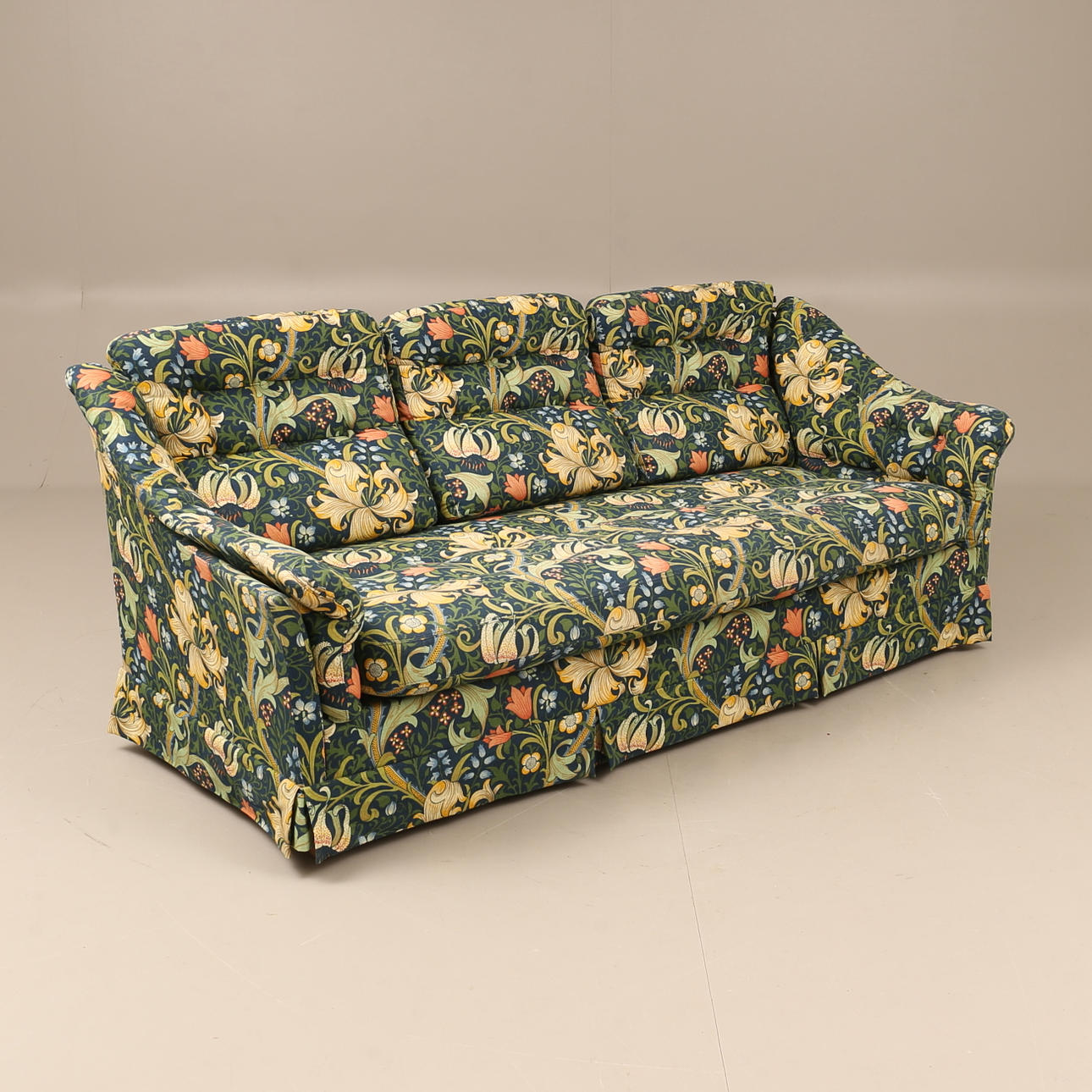 SOFFA, klädd i tyg "Golden Lily", William Morris. Möbler - Soffor ...