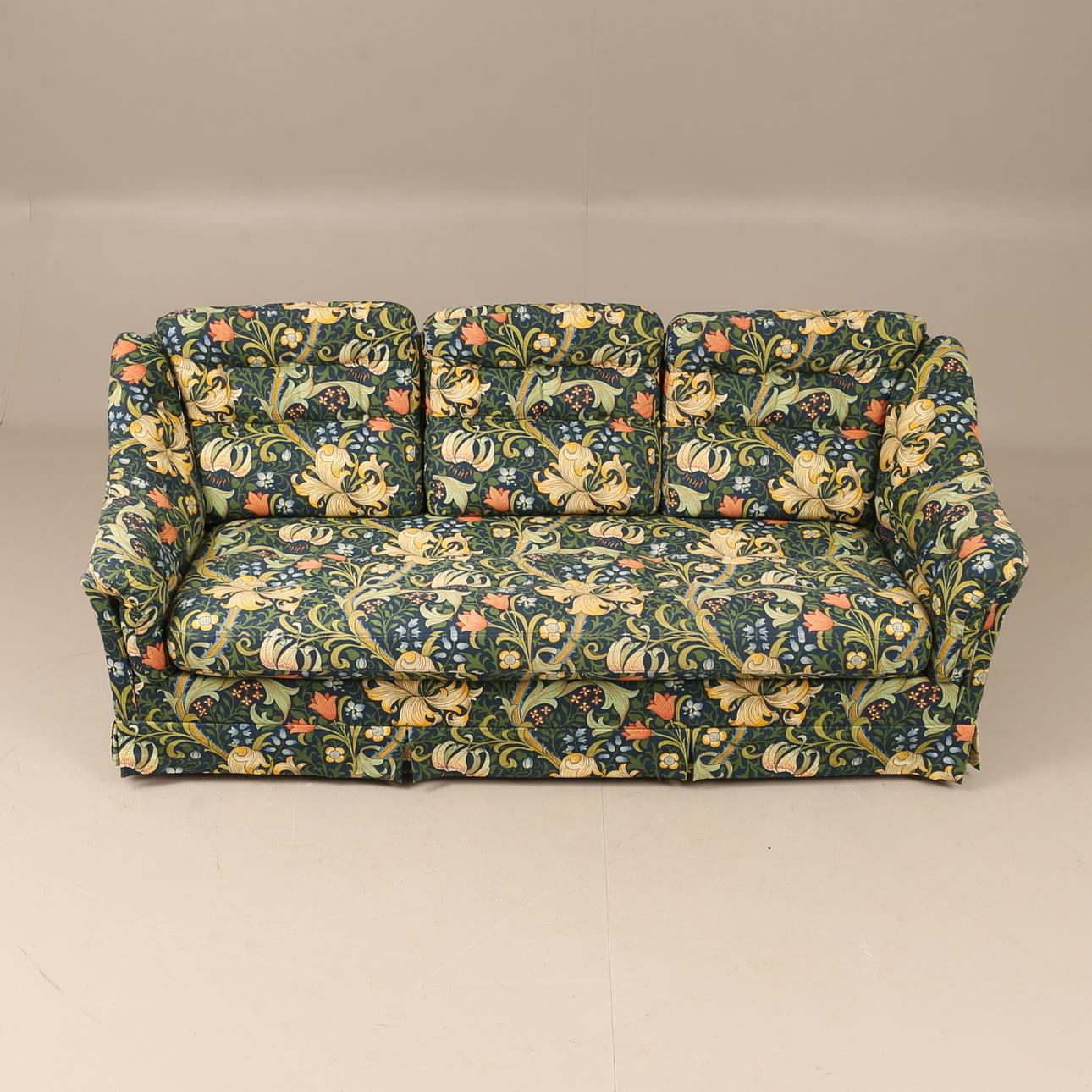 SOFFA, klädd i tyg "Golden Lily", William Morris. Möbler - Soffor ...