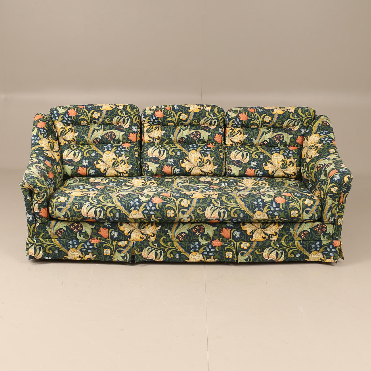 SOFFA, klädd i tyg "Golden Lily", William Morris. Möbler - Soffor ...