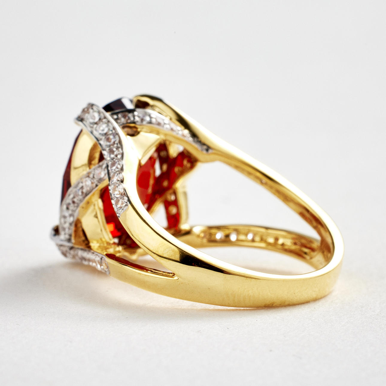 RING, 18 k guld, 1 ovalslipad spessartingranat, 8,65 ct, härkomst Nigeria, fattning med dekor av ...