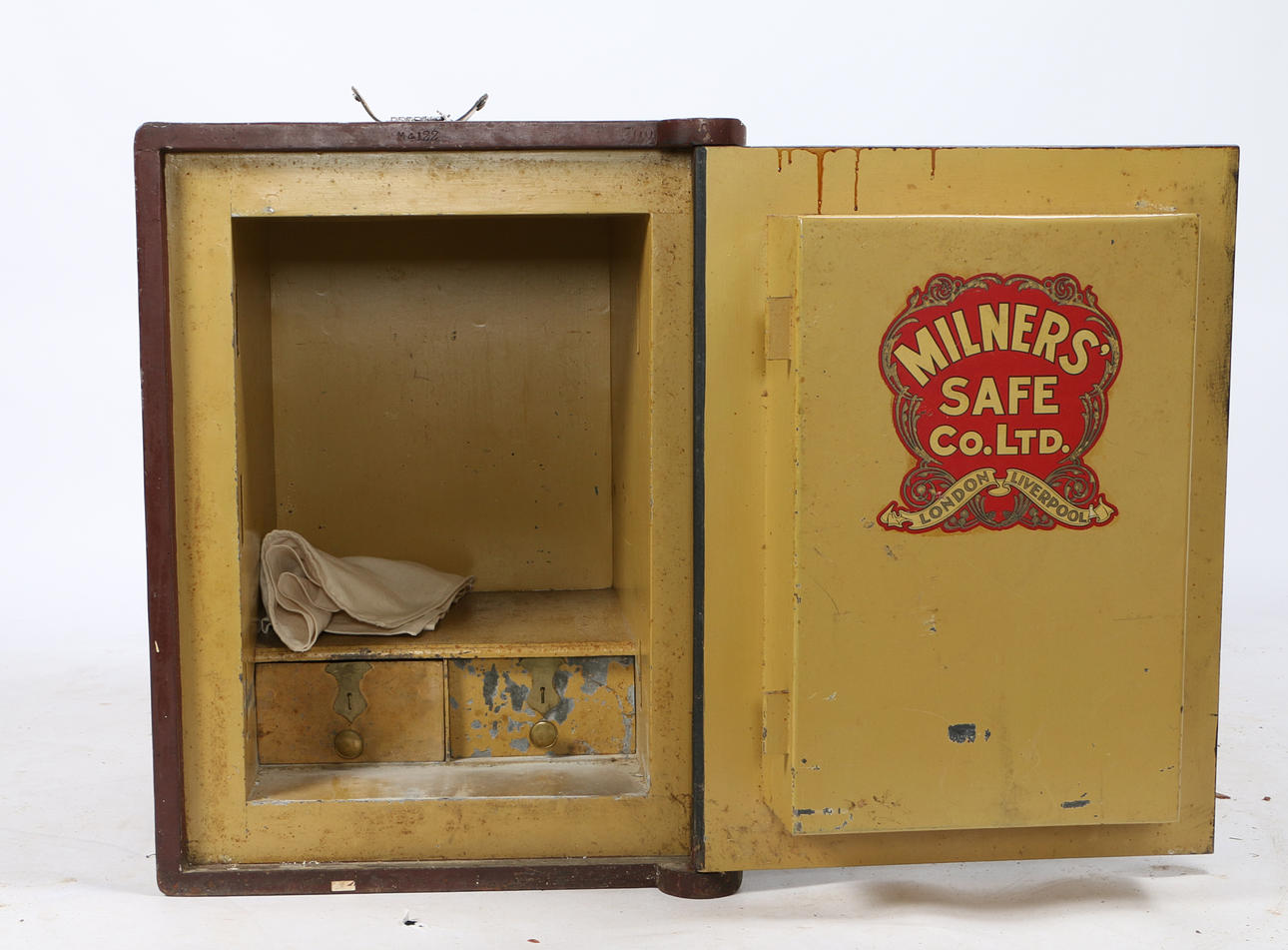 EIN PATENTGESCHÜTZTER SAFE „212" VON VICTORIAN MILNERS SAFE & CO LTD ...