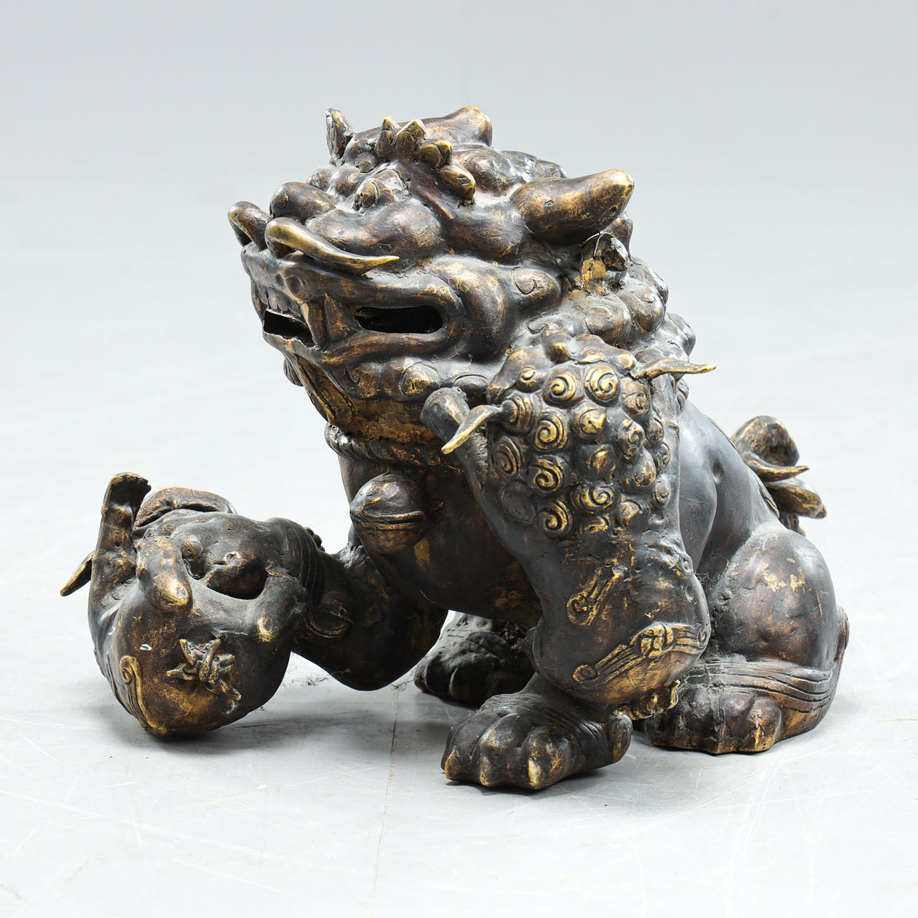LARGE TEMPLE DOG, China, circa 1900, repoussé. Asiatica - Auctionet