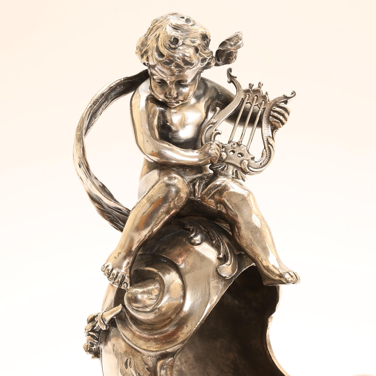 Eine Metallschale, 20. Jahrhundert. Silber & Metall - Sonstige ...