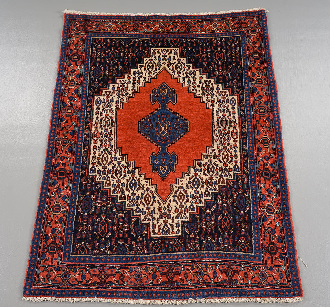 MATTA Persisk, handknuten. Mattor & Textil - Mattor - Auctionet