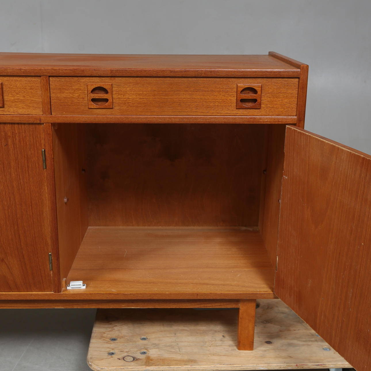 SIDEBOARD, 1950/60-tal. Möbler - Skåp & Hyllor - Auctionet