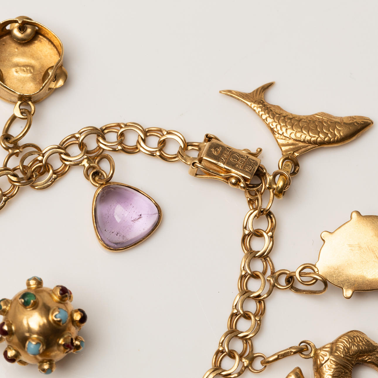ARMBAND med BERLOCKER, 18k guld. Smycken & Ädelstenar - Armband - Auctionet