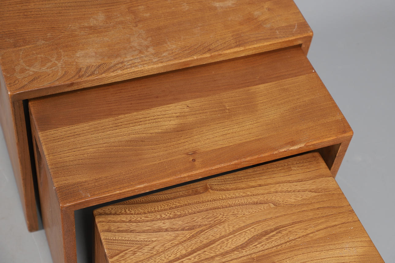 MODERN ERCOL NEST OF TABLES. Furniture - Tables - Auctionet