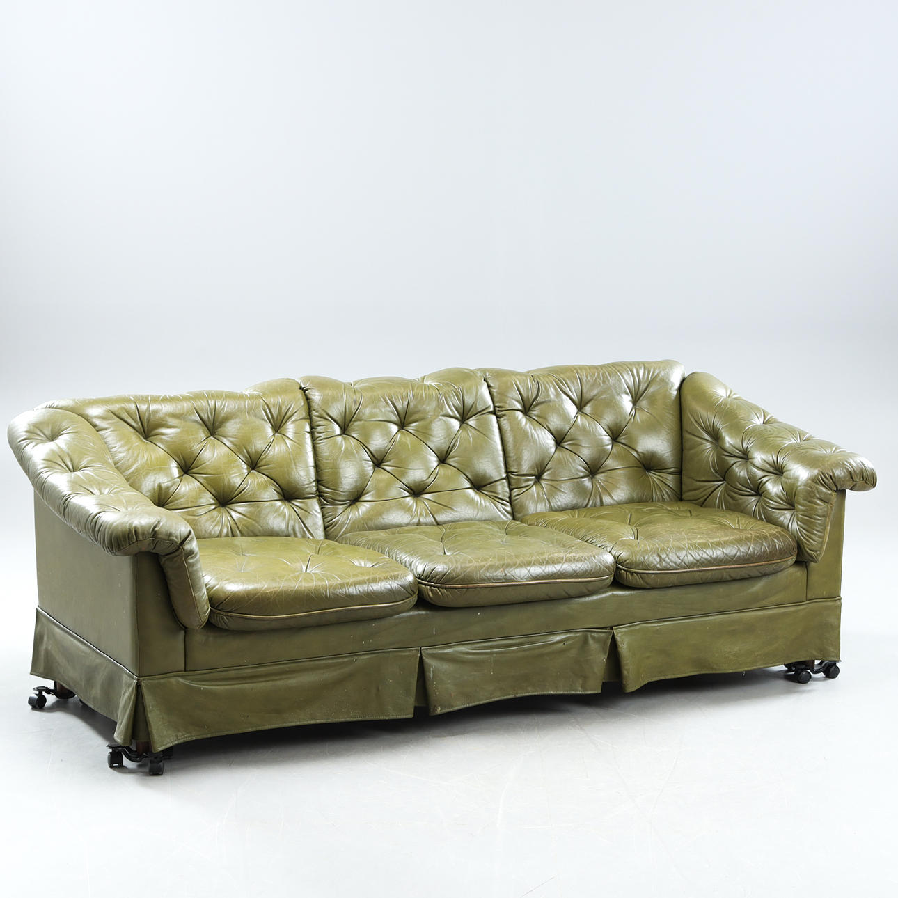 SOFFA, 3-sits, chesterfield typ, grönt läder, 1900-talets andra hälft ...