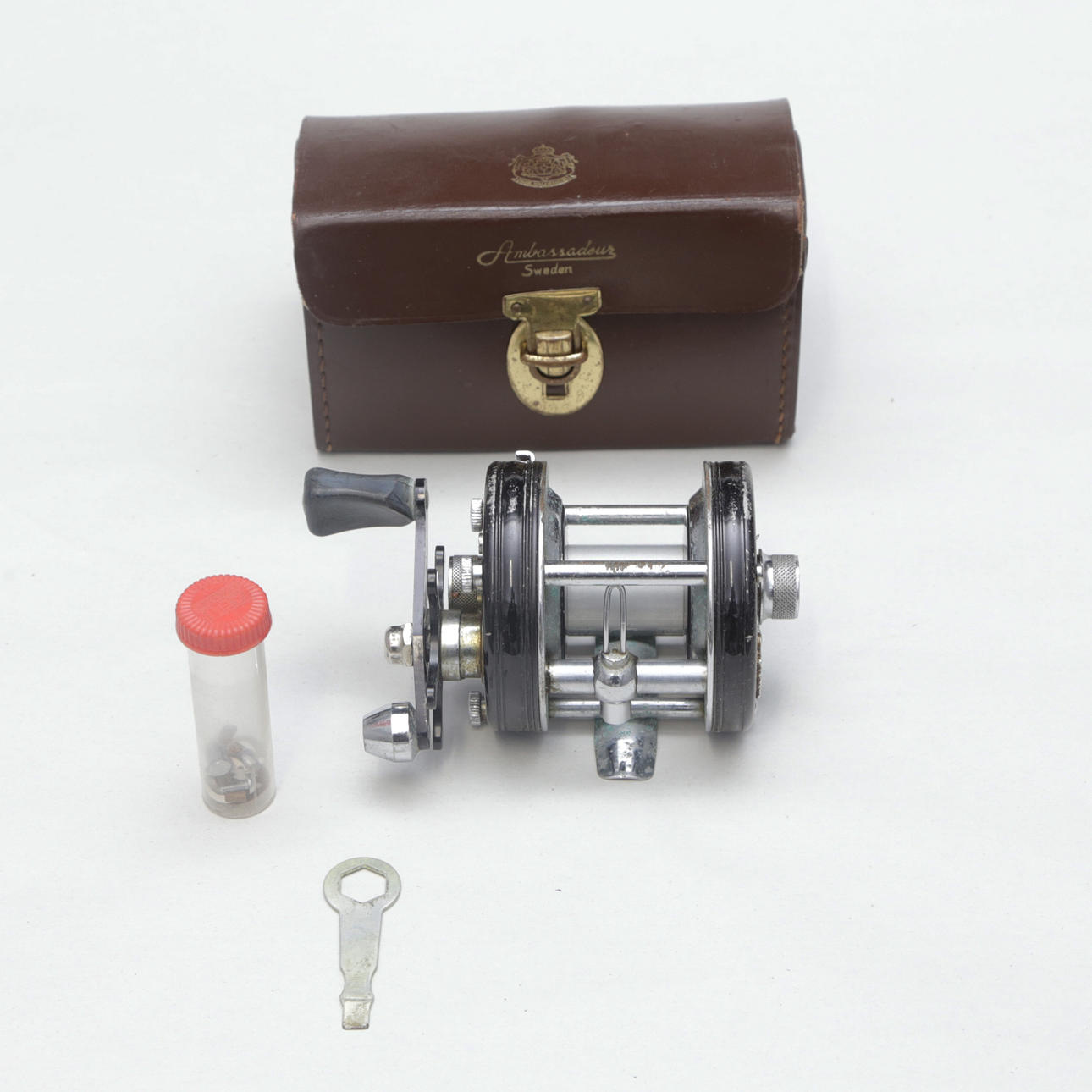 FISKERULLE, Ambassadeur 5000 C, i fodral. Samlarföremål - Fiskeutrustning - Auctionet