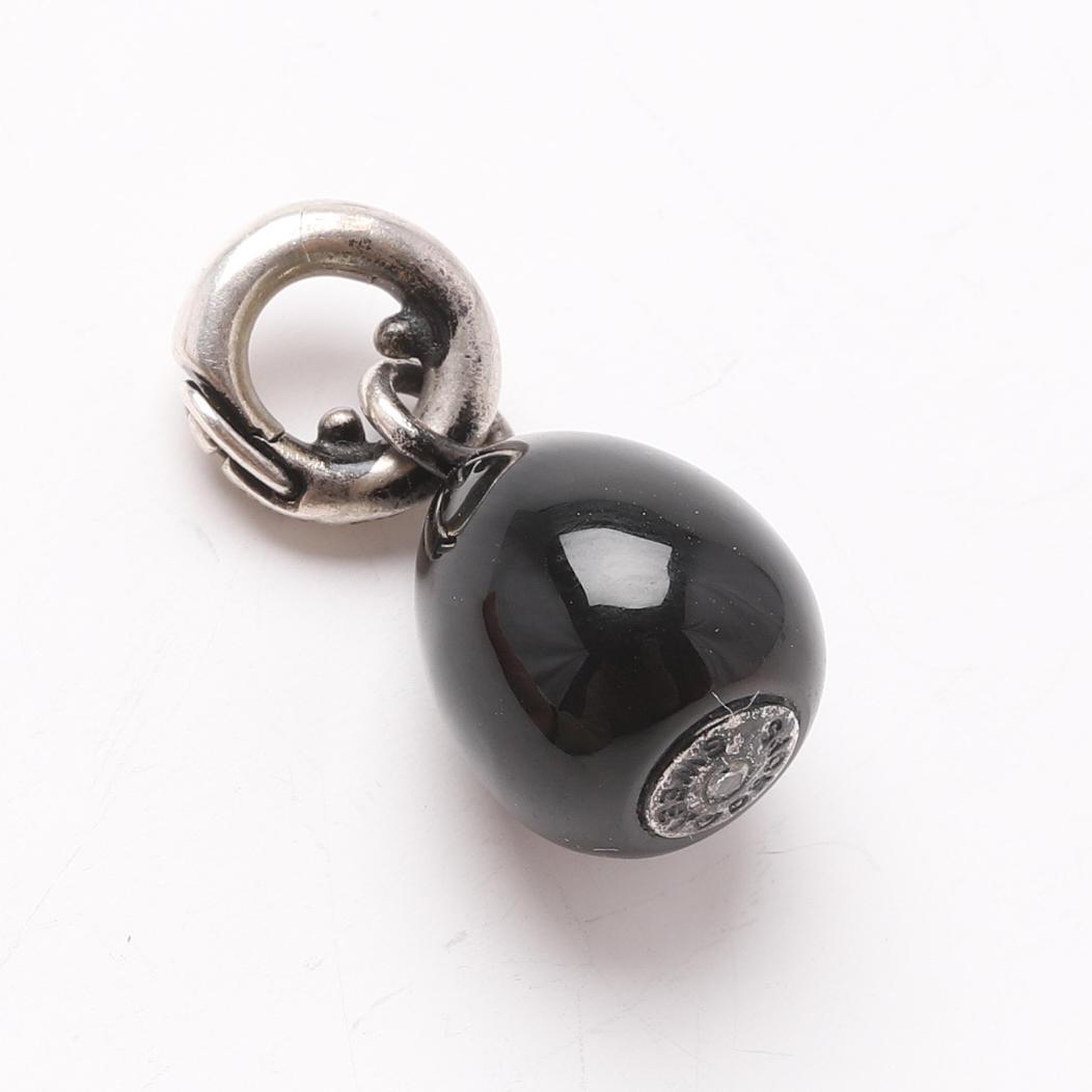 OLE LYNGGAARD. BERLOCK, oxiderat silver 925, droppformad onyx med en ...