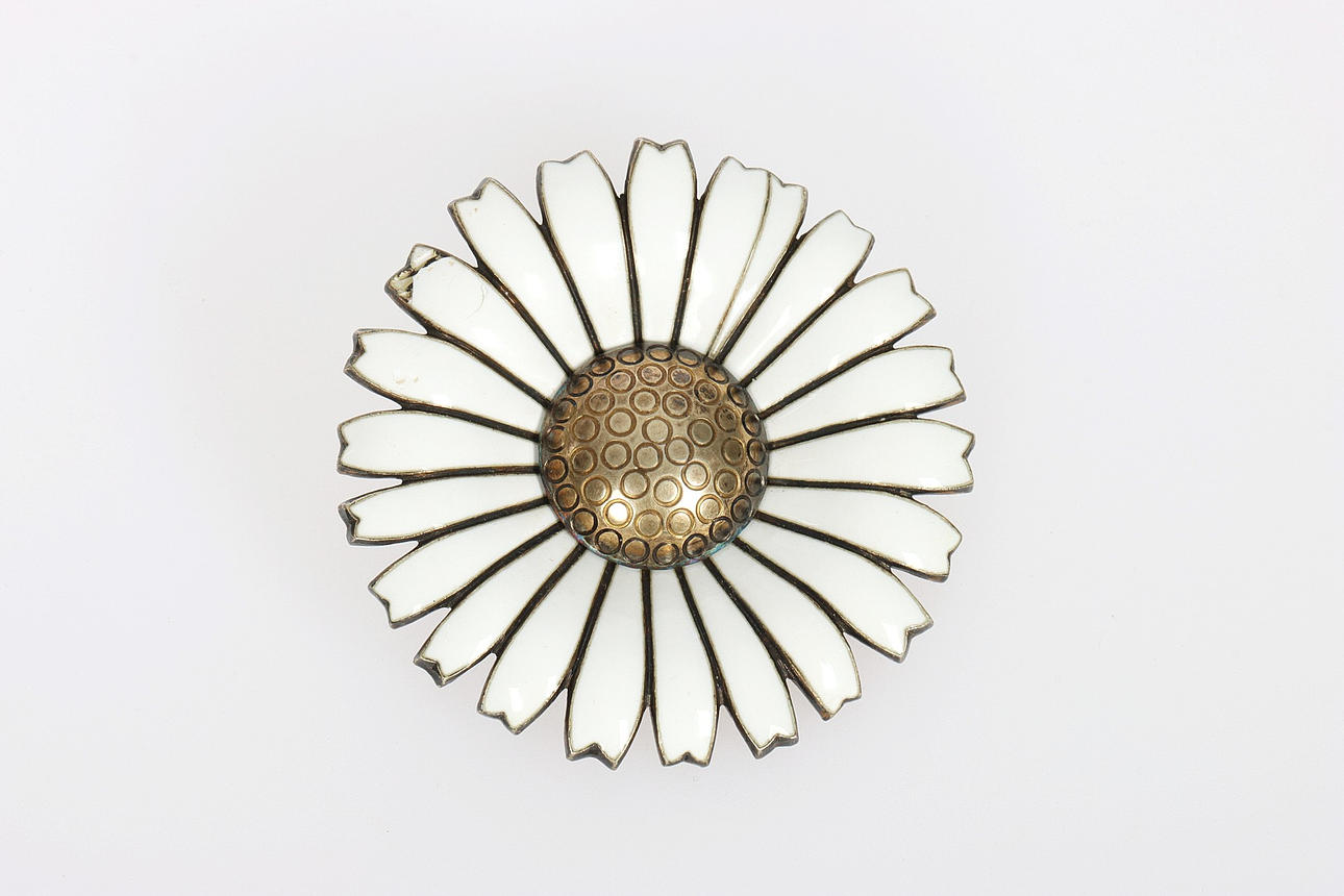 ANTON MICHELSEN. Brosch/hänge, stor "Daisy", silver och emalj, Danmark ...