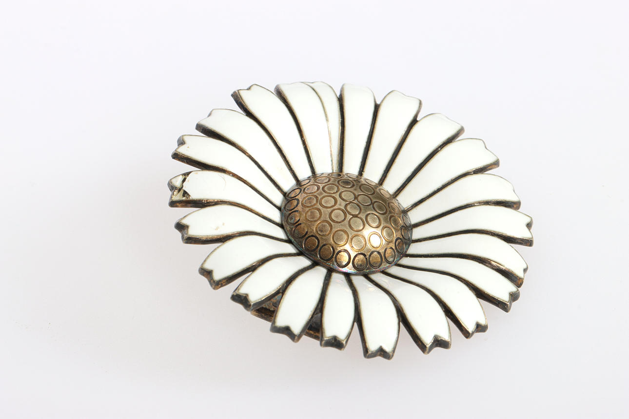 ANTON MICHELSEN. Brosch/hänge, stor "Daisy", silver och emalj, Danmark ...