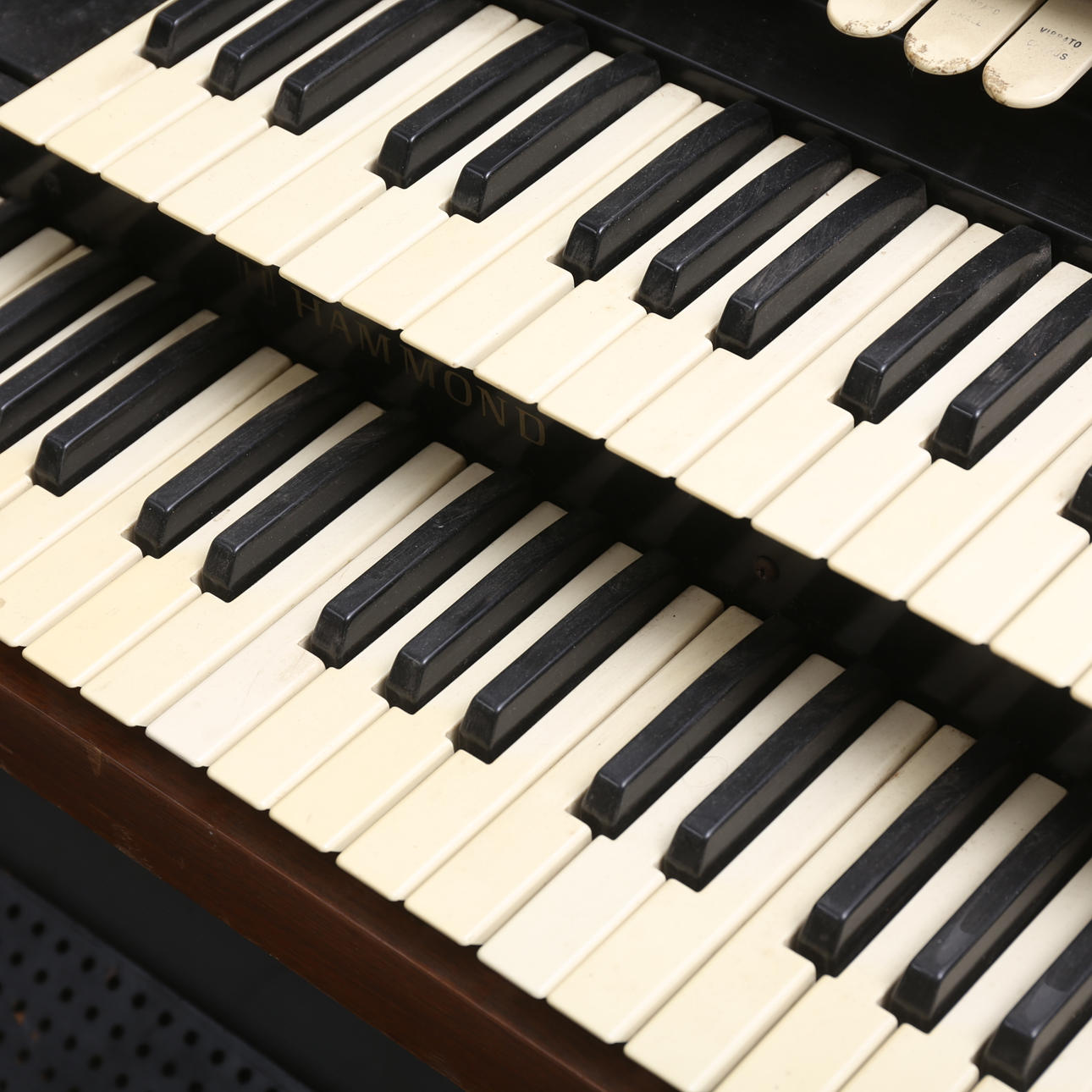 ORGEL, Hammond L100. Samlarföremål - Musikinstrument - Auctionet