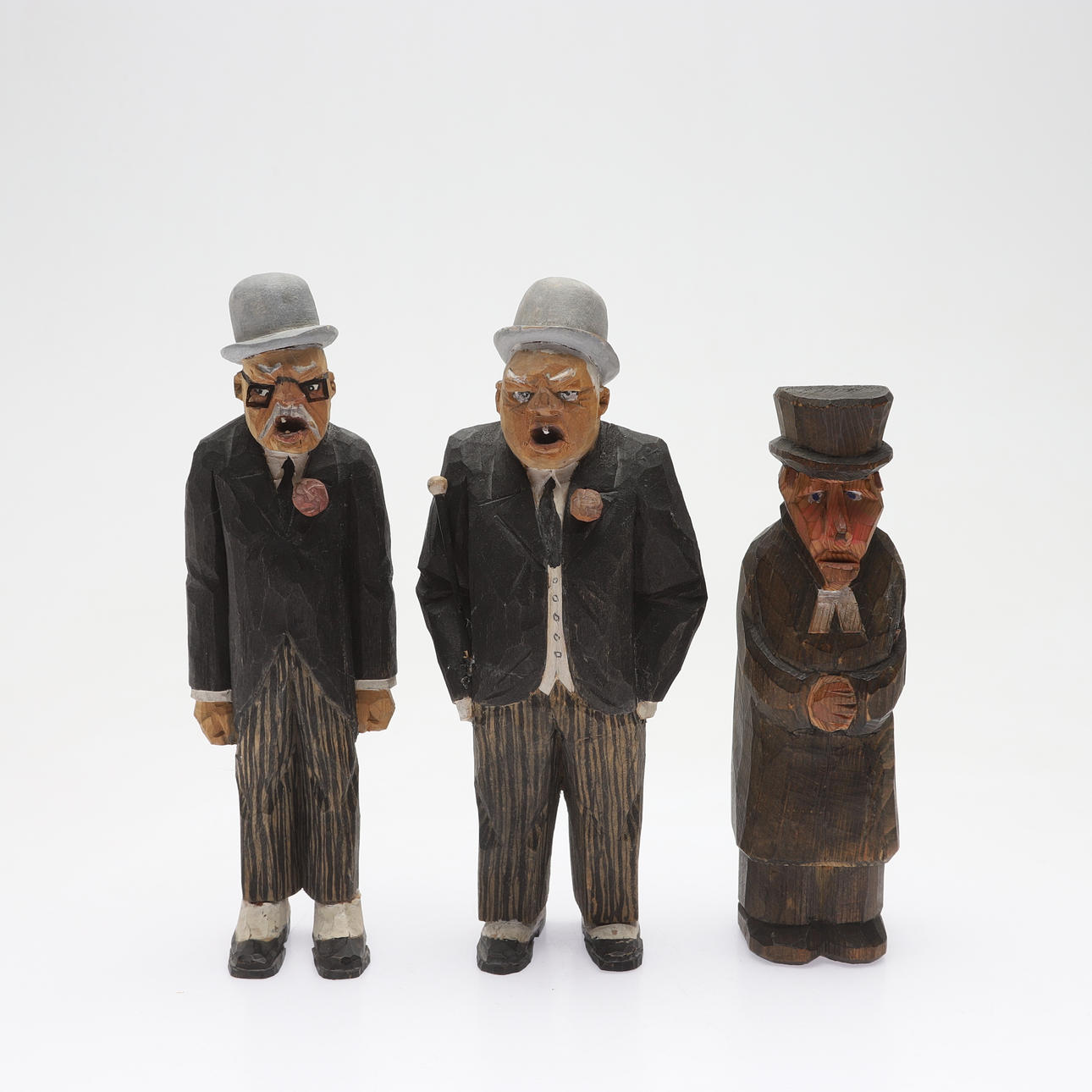 TRÄFIGURER, 3 st, b.la. Axel Ericson, Västervik, signerade och daterade ...