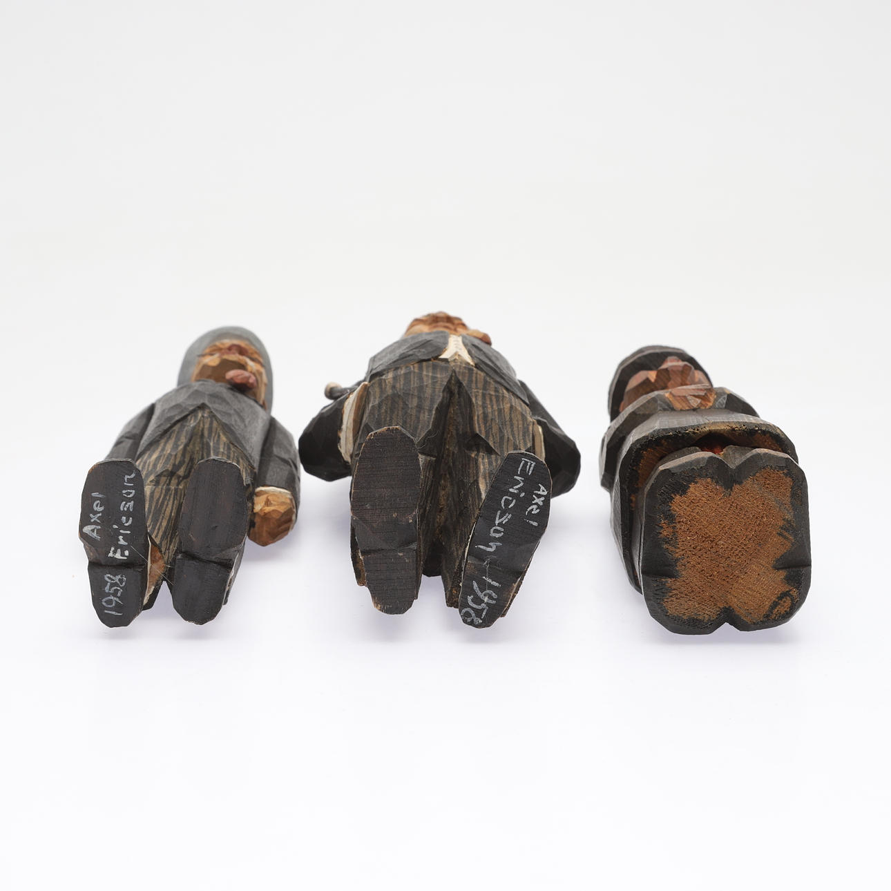 TRÄFIGURER, 3 st, b.la. Axel Ericson, Västervik, signerade och daterade ...