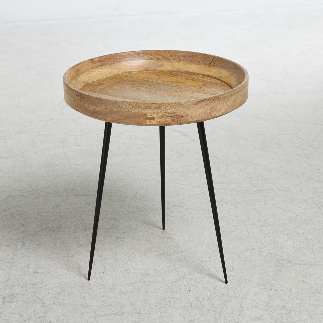 AYUSH KASLIWAL. Bord, "Bowl Table" för Mater, Samtida, Mangoträ, stål ...