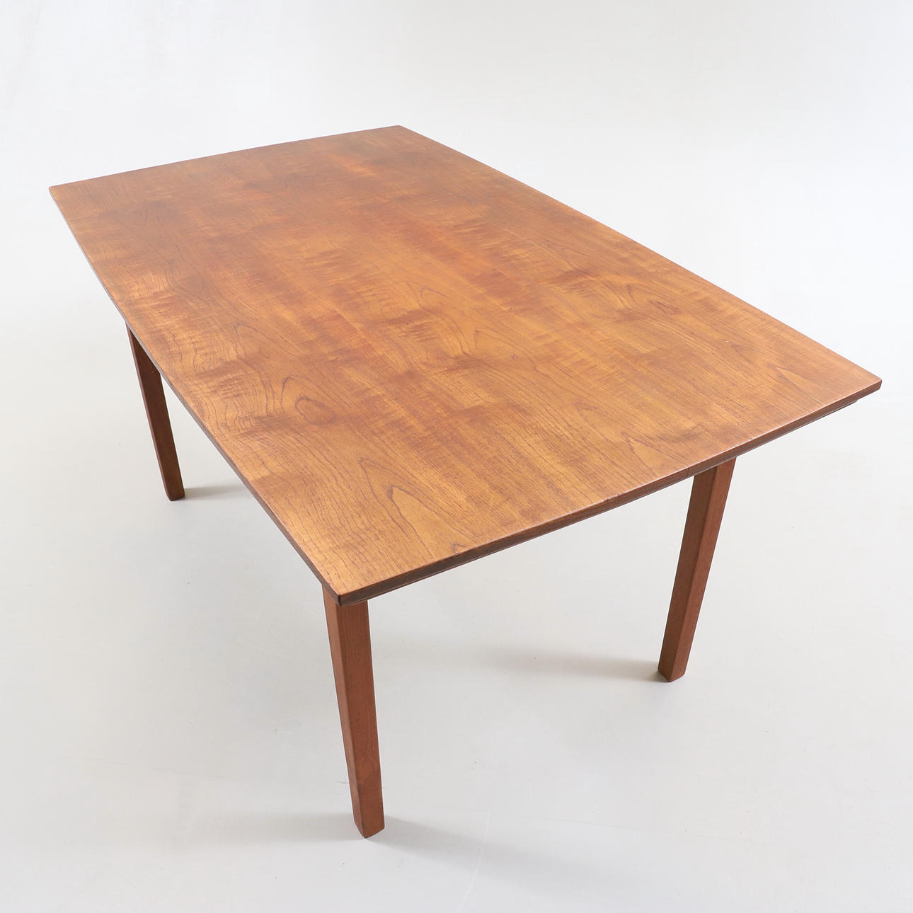 MATBORD, massiv teak, skiva med konvex form, Danmark, 1960-tal. Möbler ...