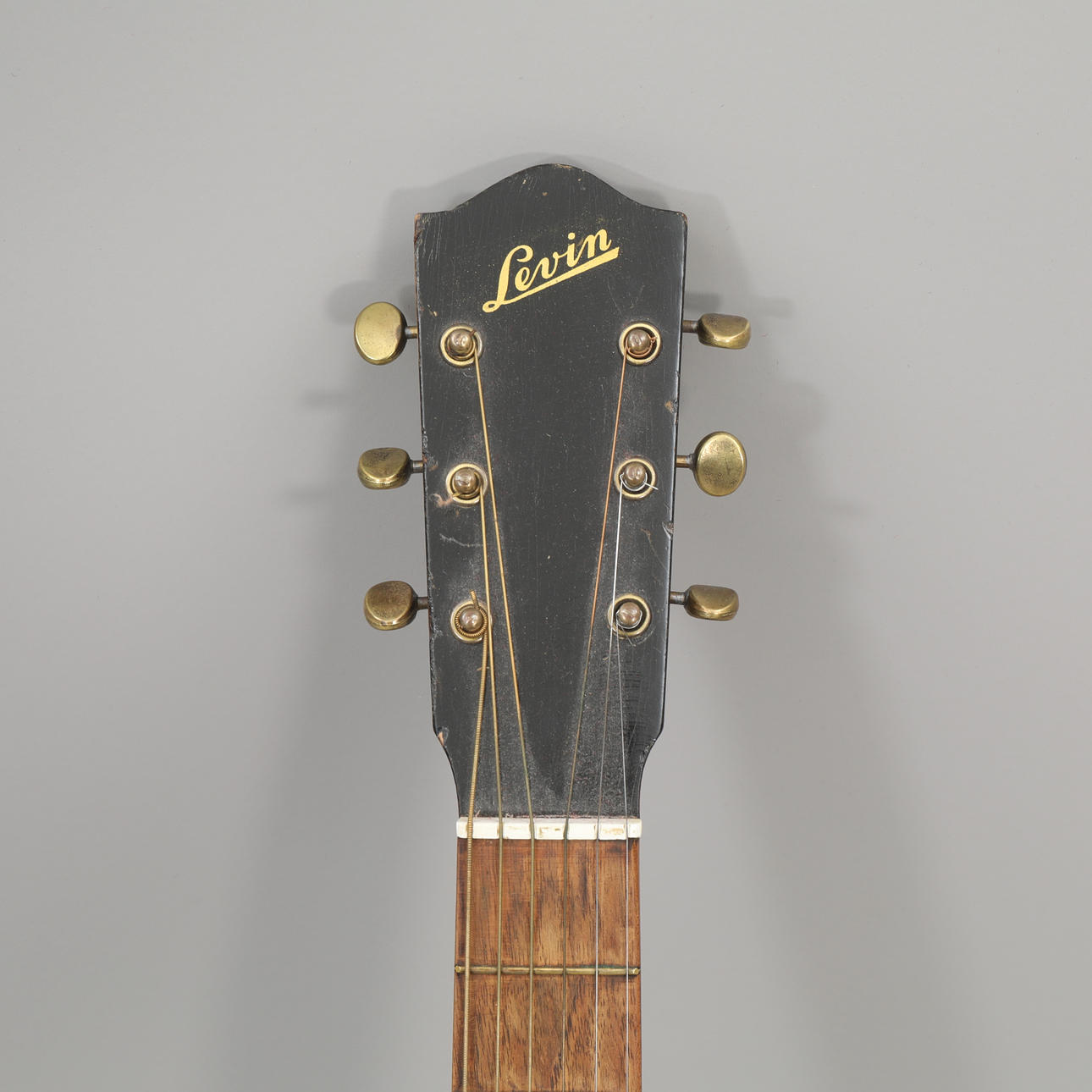 AKUSTISK GITARR, Levin. Samlarföremål - Musikinstrument - Auctionet