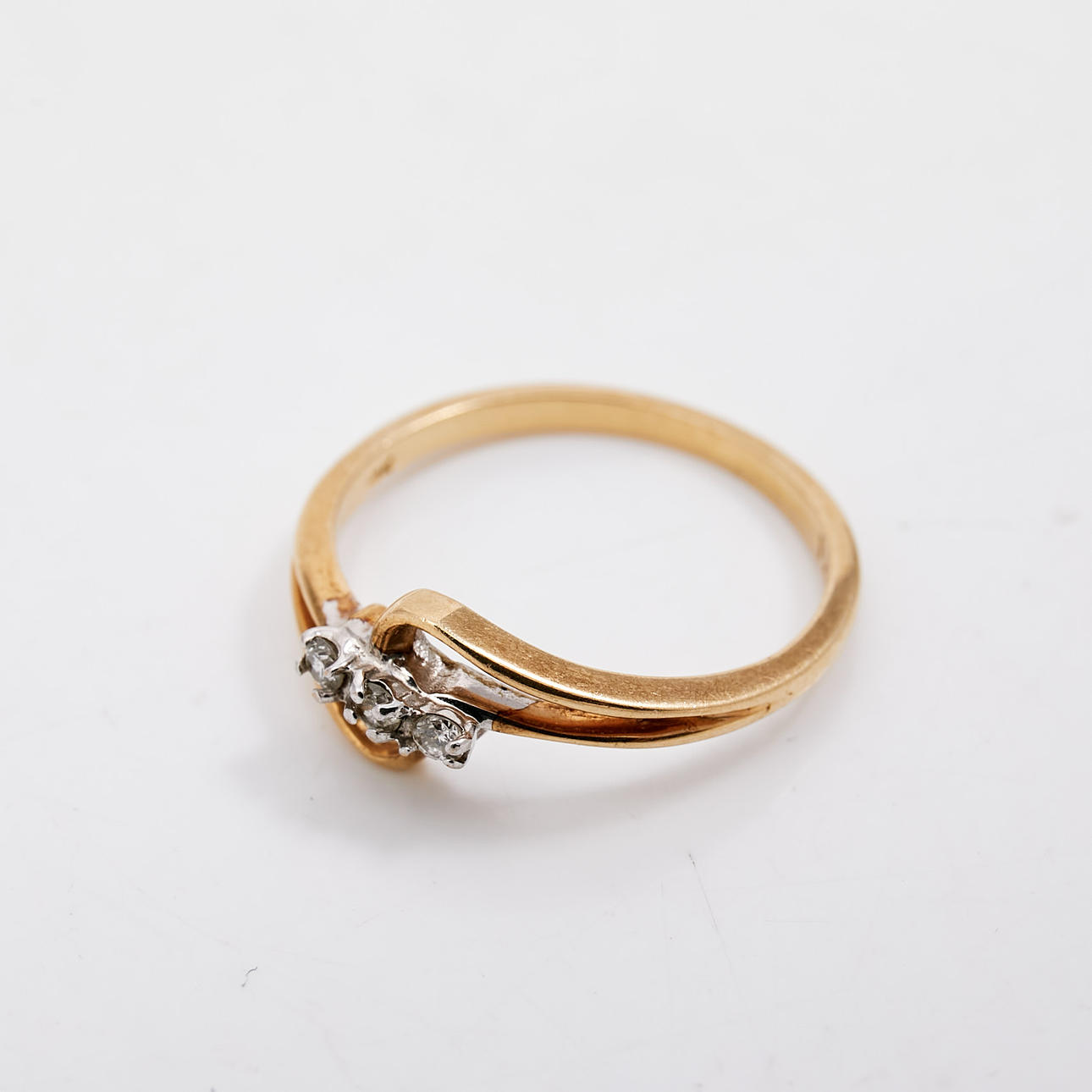 RING, 10k guld, 3 diamanter, USA, totalvægt ca. 1,5 g. Smykker ...