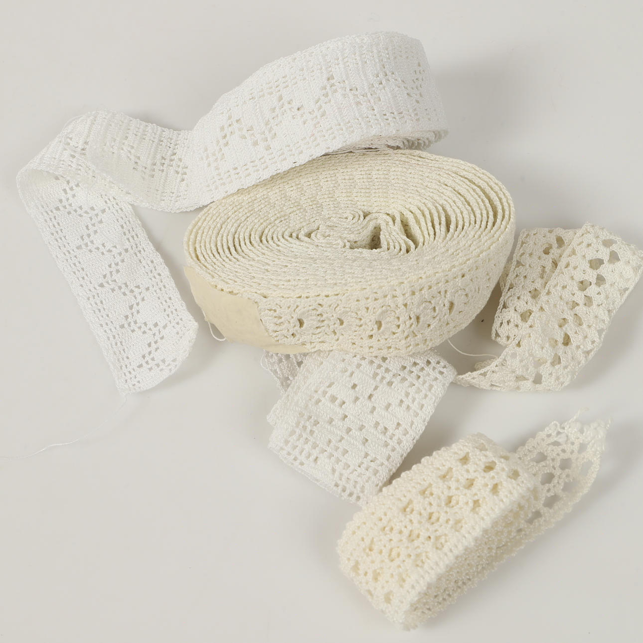 SPETSAR, 32 rullar, 1900-tal. Mattor & Textil - Textil - Auctionet