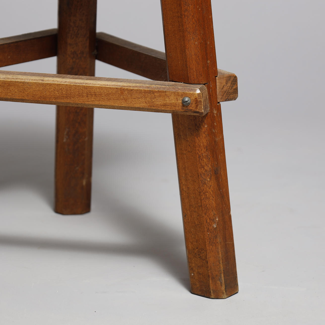 Hög pall - pall av ek. Möbler - Övrigt - Auctionet