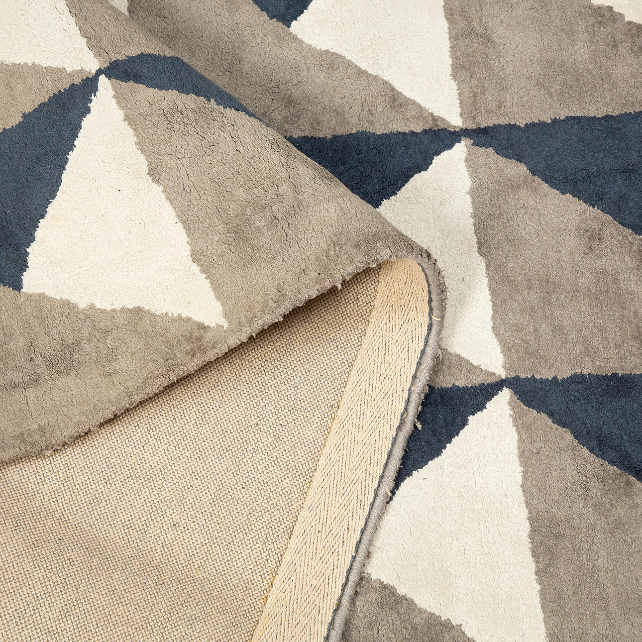 LAYERED. Matta, viskos. Mattor & Textil - Mattor - Auctionet